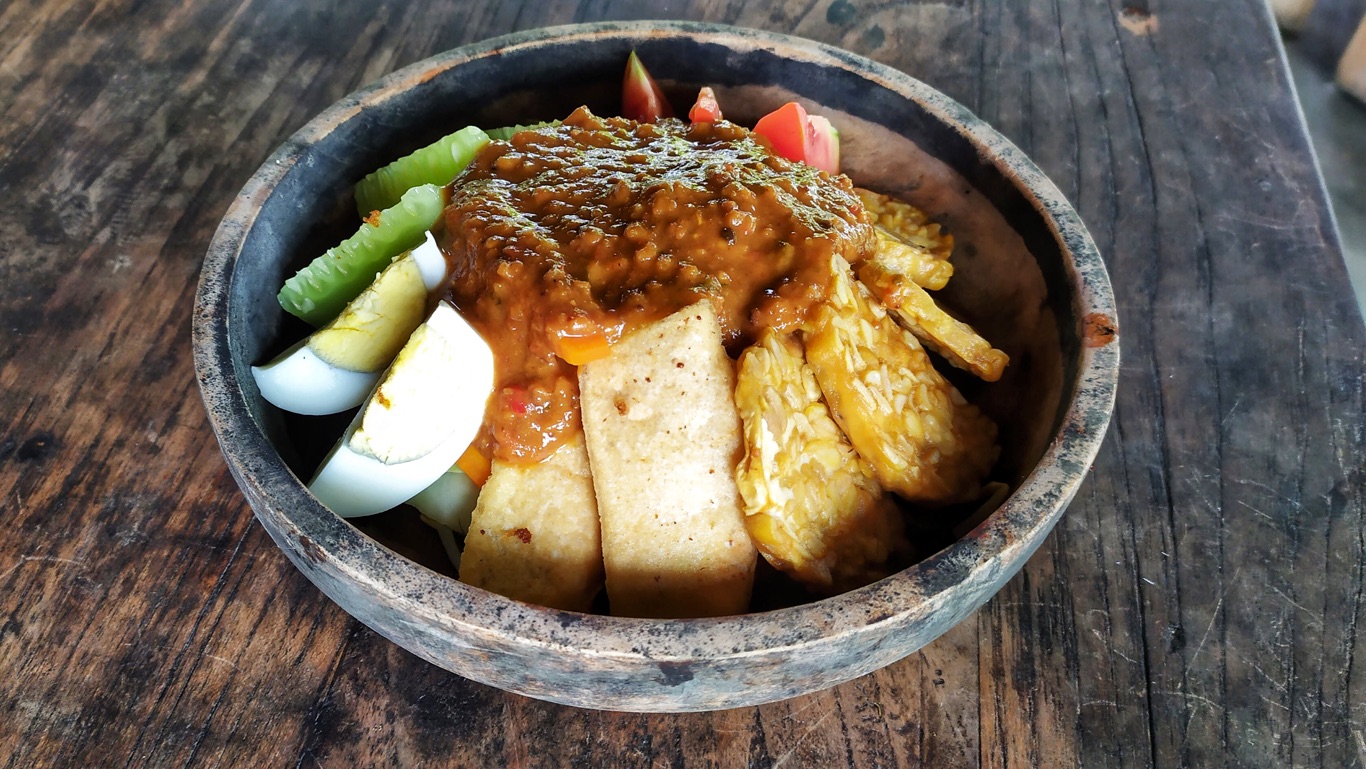 Indonesische Gado Gado met ei, knapperige groenten en pindasaus ...